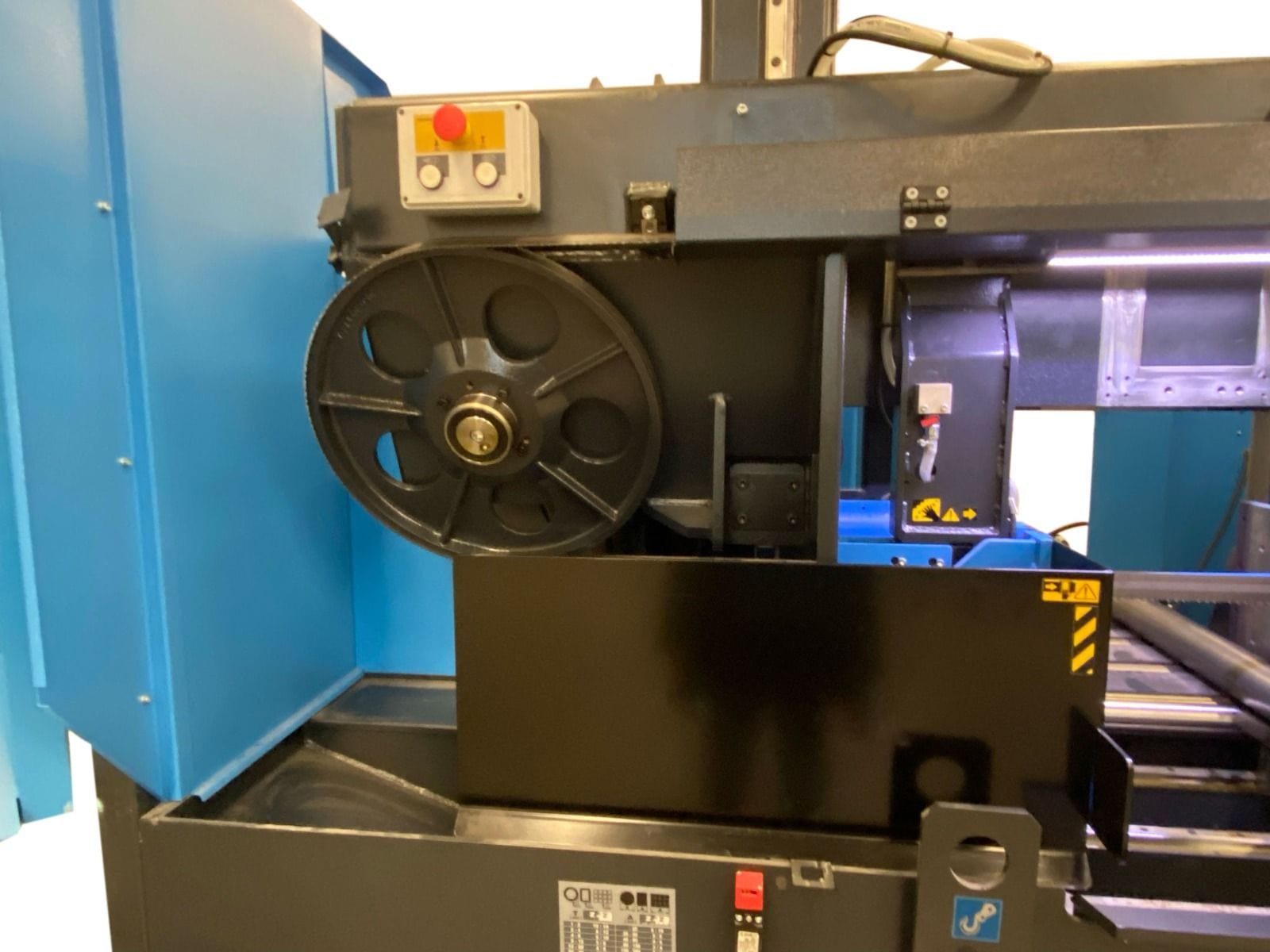 DoAll Column Enclosed CNC Band Saw DC-400CNC